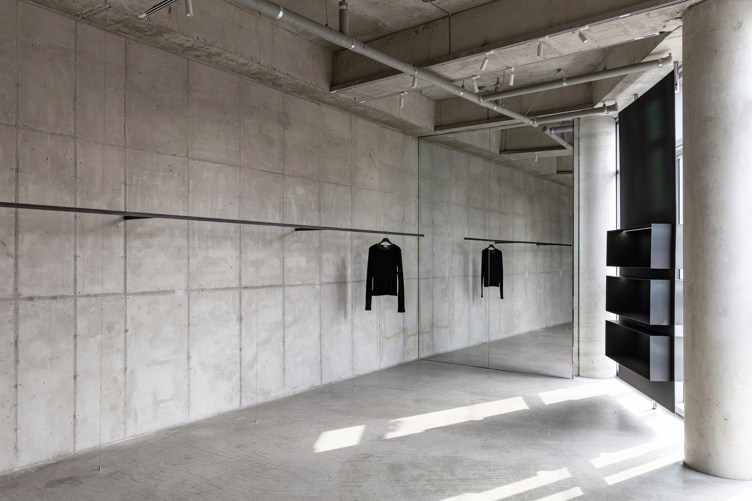 Minimalist Showroom Architecture: Facade Pattern H Tower by Workment ...