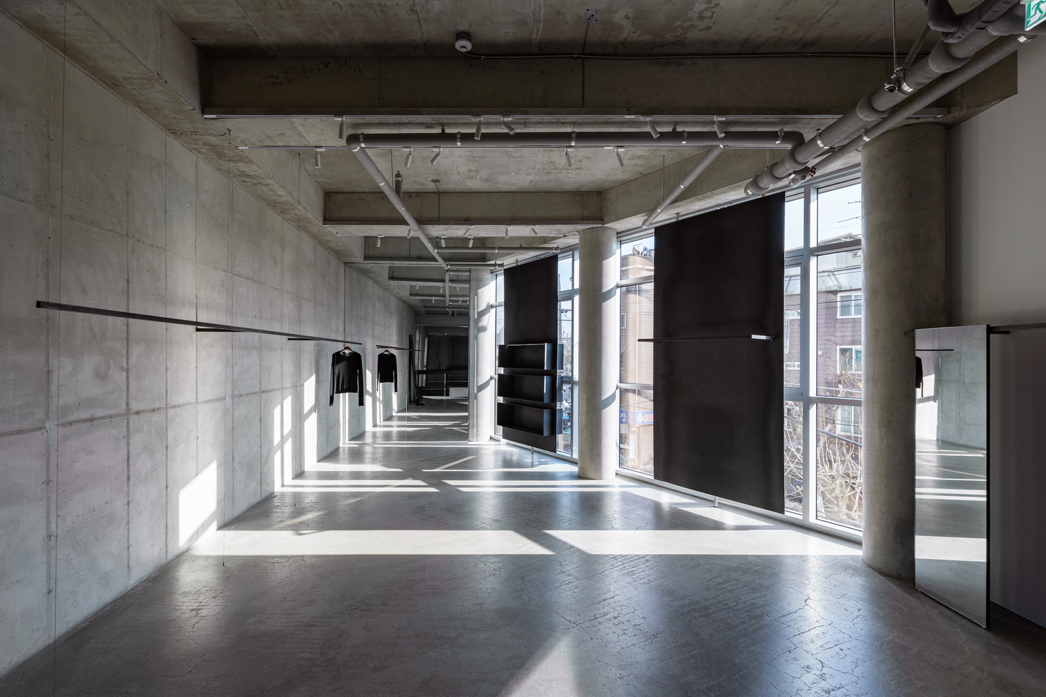 Minimalist Showroom Architecture: Facade Pattern H Tower by Workment ...