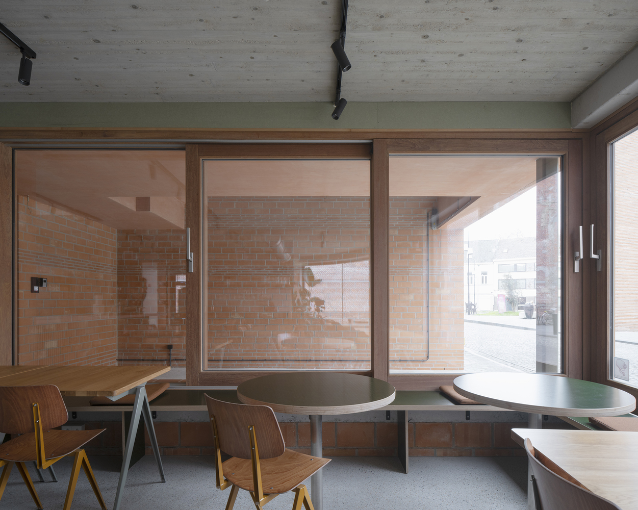 Urban Corner Architecture in the Peper Multifunctional Building by ...