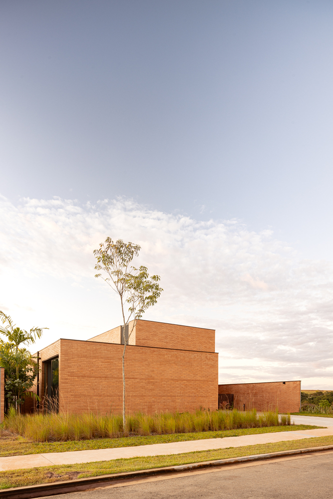 Brazilian Slope House: Grecov House by ARQBR Blends Architecture with ...