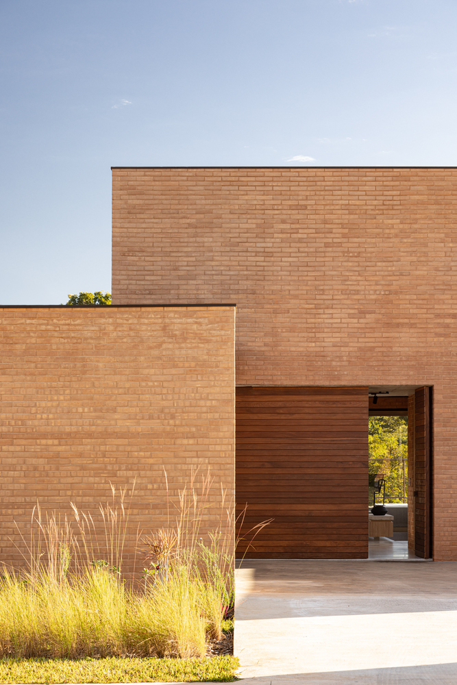 Brazilian Slope House: Grecov House by ARQBR Blends Architecture with ...