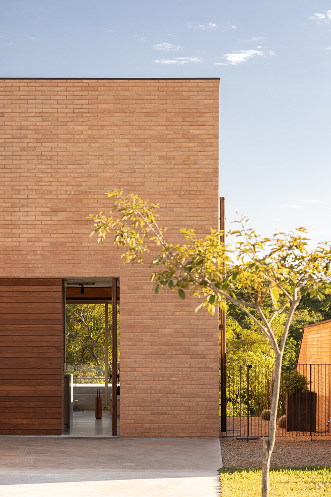 Brazilian Slope House: Grecov House by ARQBR Blends Architecture with ...