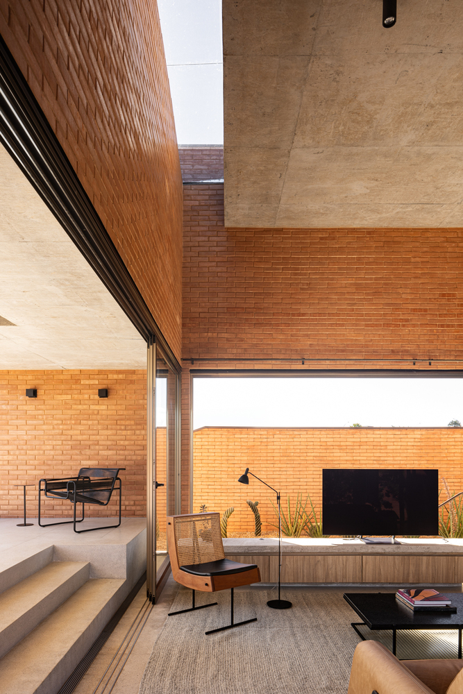 Brazilian Slope House: Grecov House by ARQBR Blends Architecture with ...