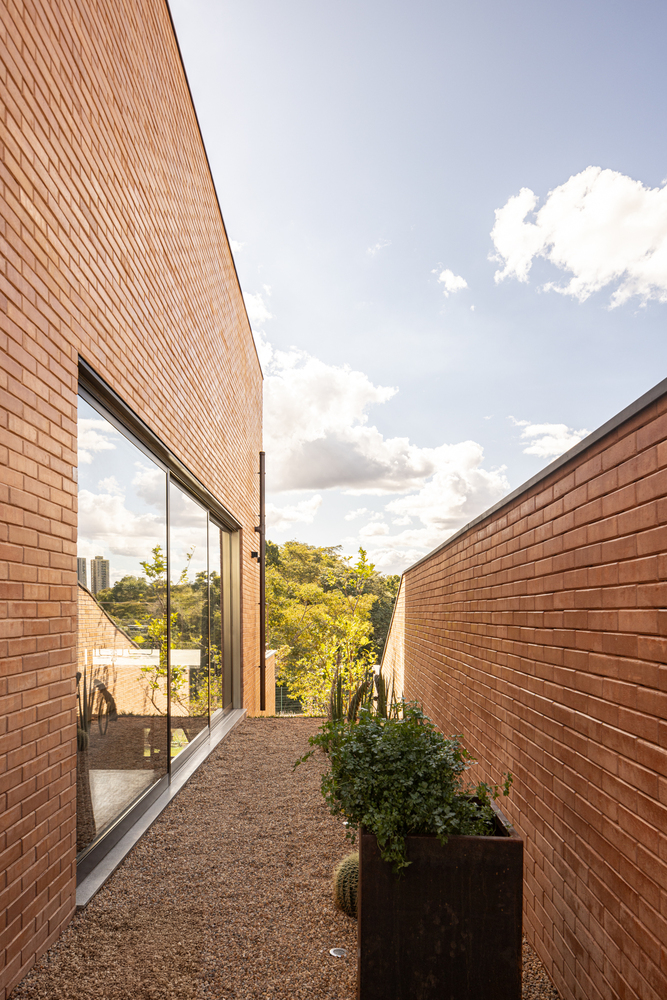 Brazilian Slope House: Grecov House by ARQBR Blends Architecture with ...