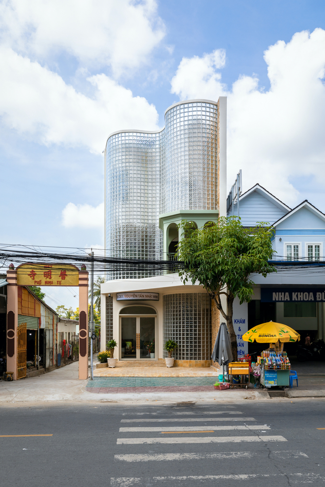 Crystal Pavilion House: A Luminous Glass Brick House by DA VÀNG Studio ...