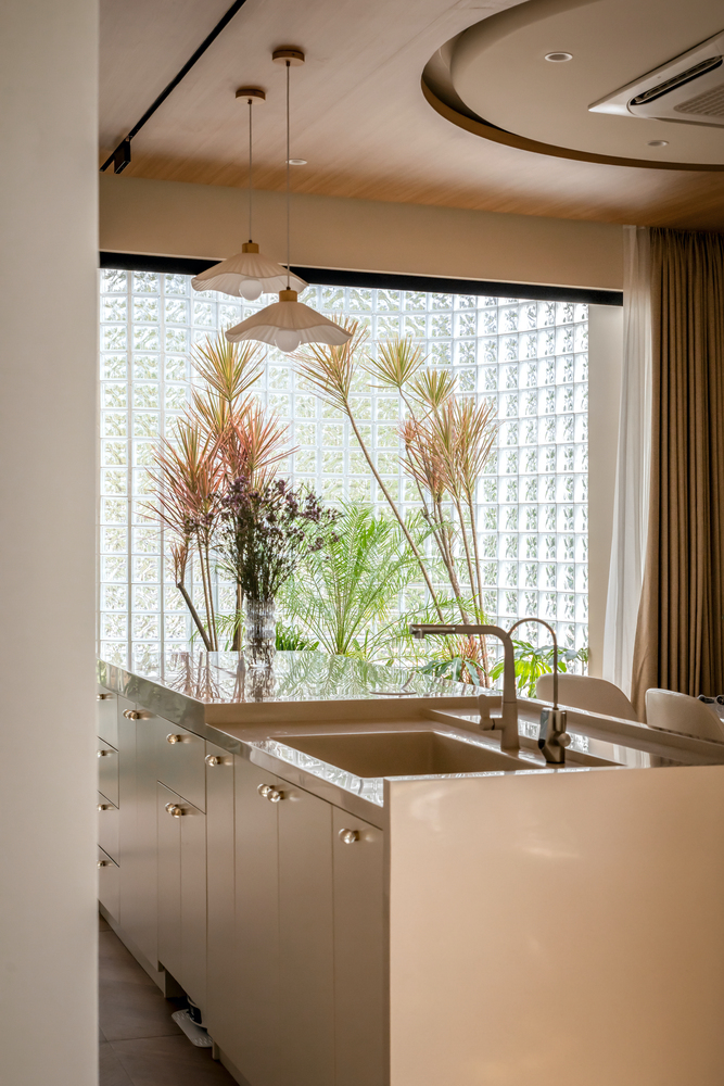 Crystal Pavilion House: A Luminous Glass Brick House by DA VÀNG Studio ...