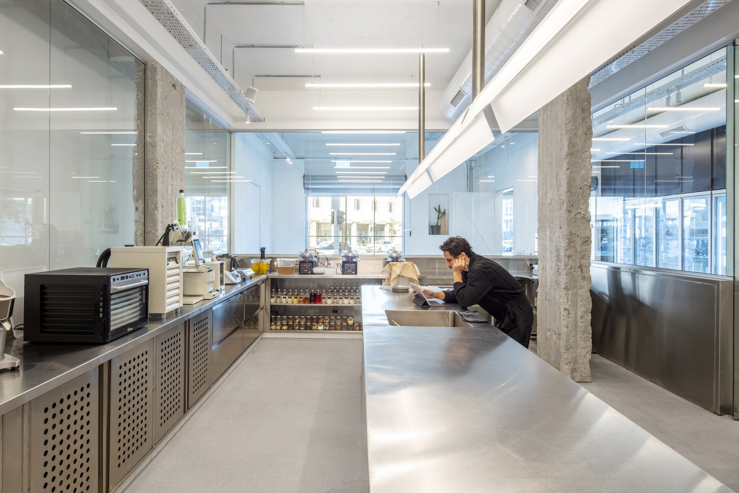 Liquidium Cocktail Laboratory / OMI | Hospitality Building Story
