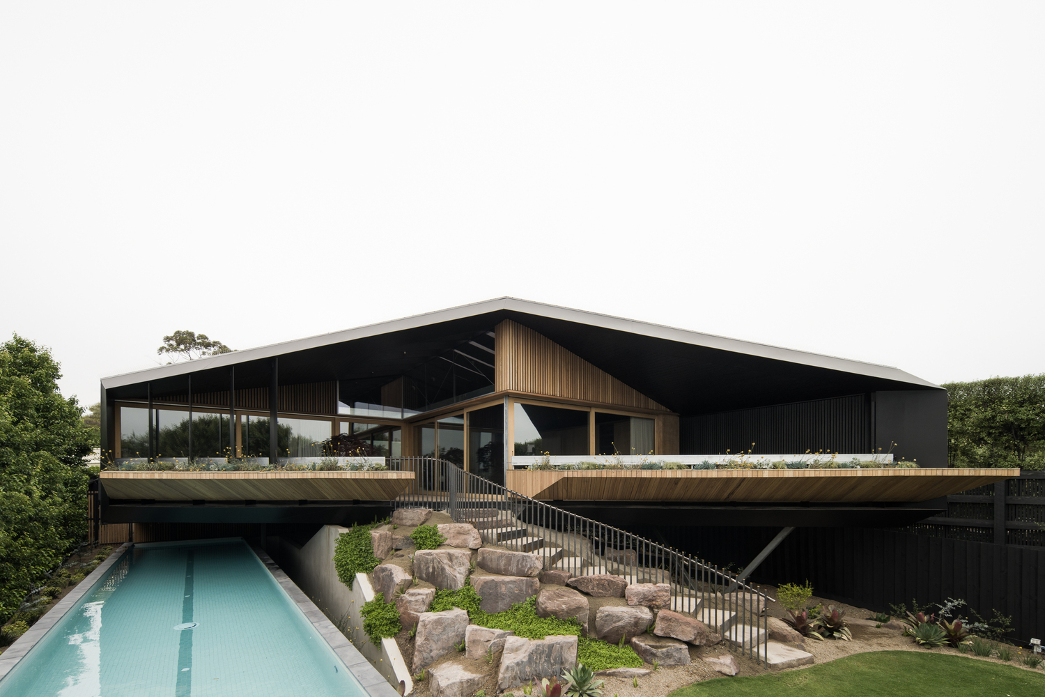 Coastal Pavilion House Design: Kross House by FIGR Architecture ...
