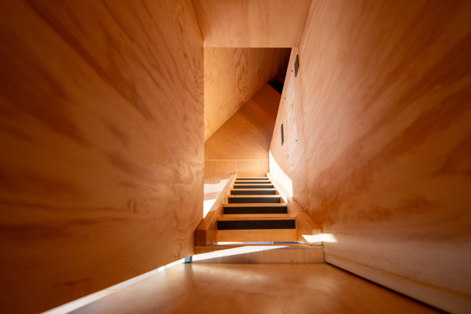 Narrow Timber Cabin Design: The Cabin of Sails by Advanced Architecture ...