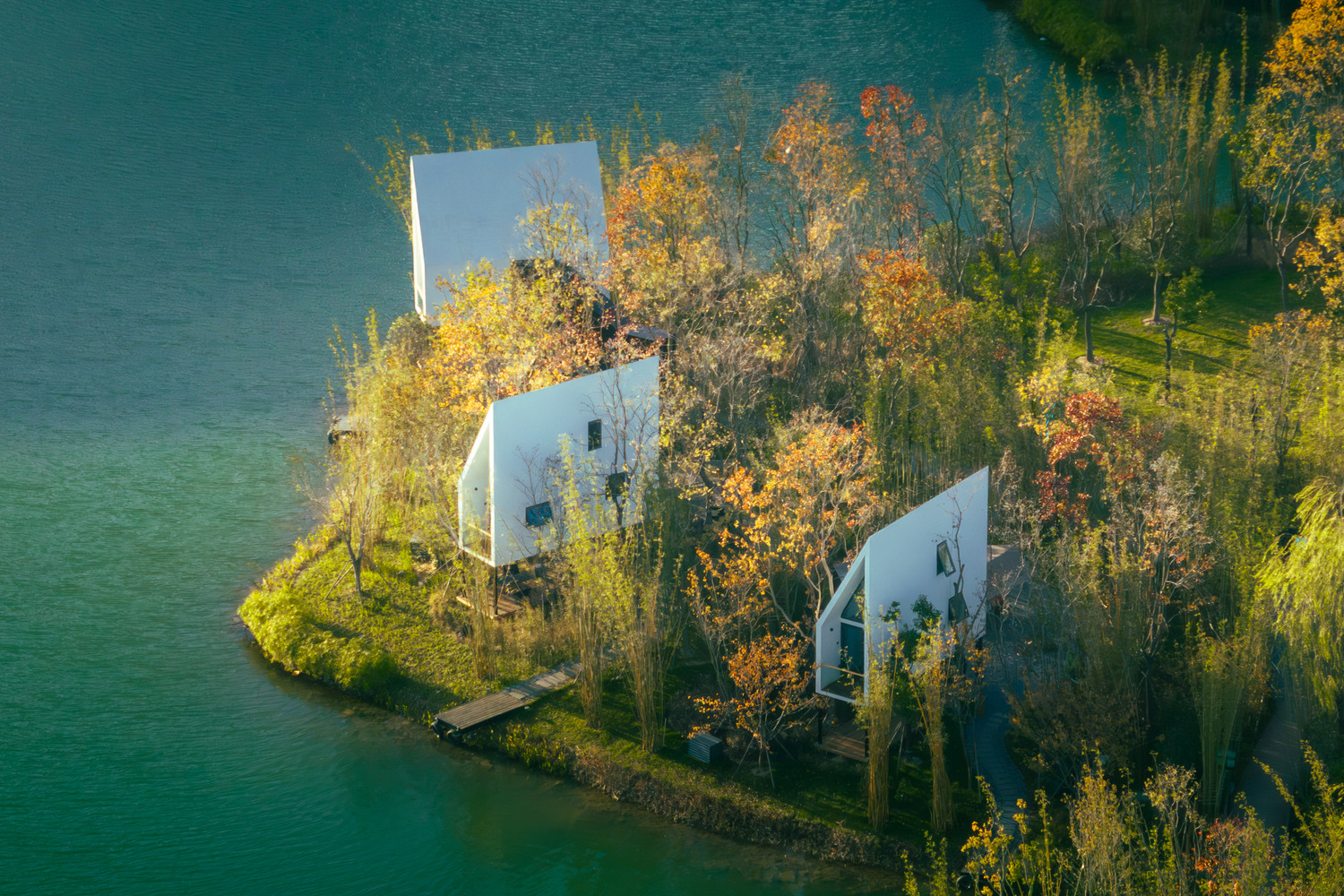 Narrow Timber Cabin Design: The Cabin of Sails by Advanced Architecture ...