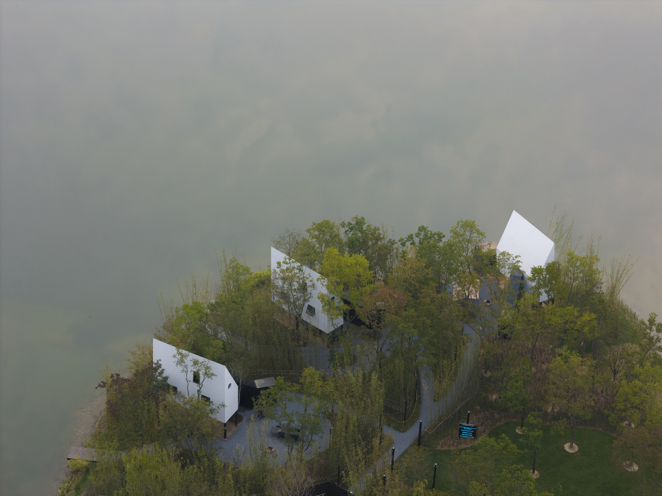 Narrow Timber Cabin Design: The Cabin of Sails by Advanced Architecture ...