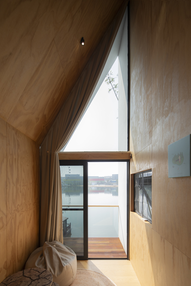 Narrow Timber Cabin Design: The Cabin of Sails by Advanced Architecture ...