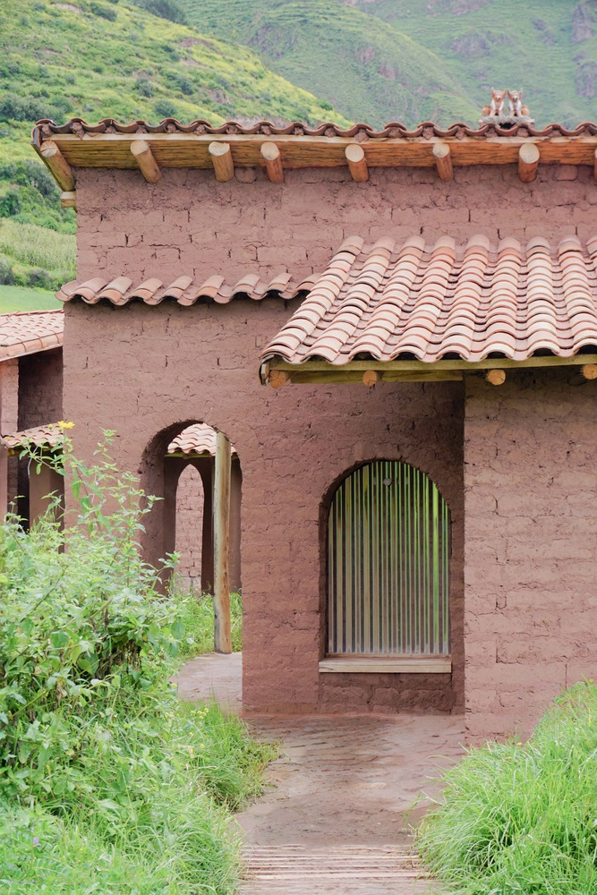 Contemporary Adobe House Design in the Andes: Florencia House by Taller ...