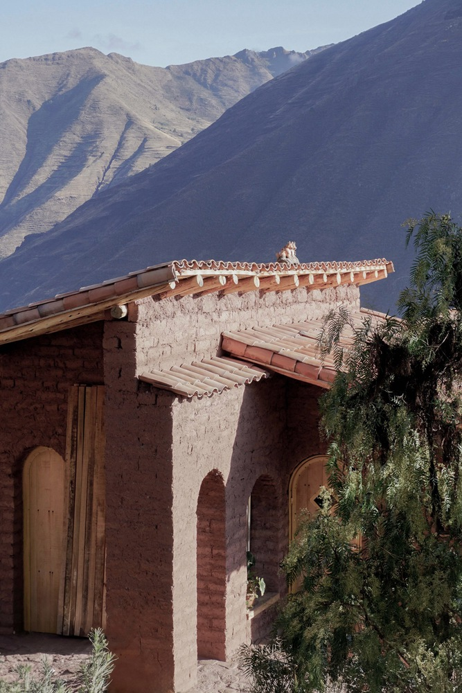 Contemporary Adobe House Design in the Andes: Florencia House by Taller ...