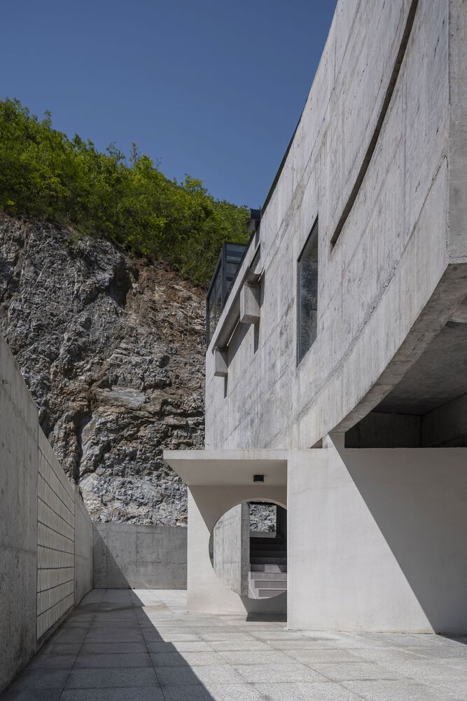 Cliff House by LI WENXI Architects: A Geometric Dialogue with the ...