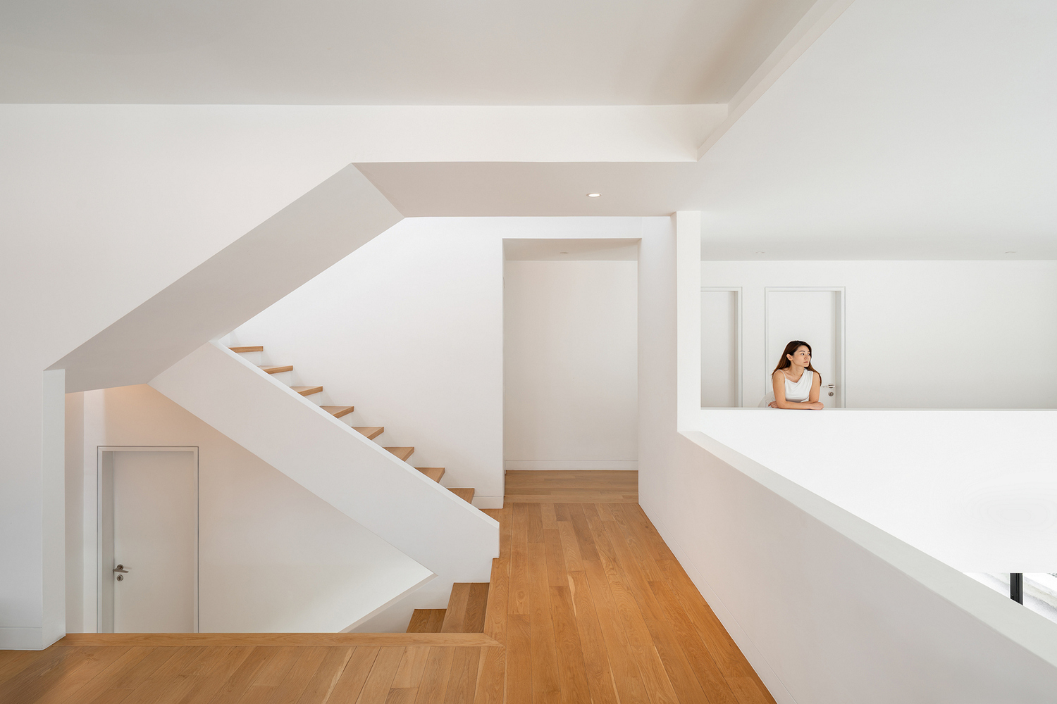 Flovik House by Fabian Tan Architect: A Modern Split-Level House Design ...