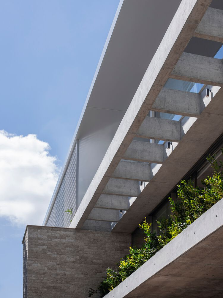 House Pedra by Marcos Bertoldi Arquitetos: Architecture for Houses on Steep Slopes ...