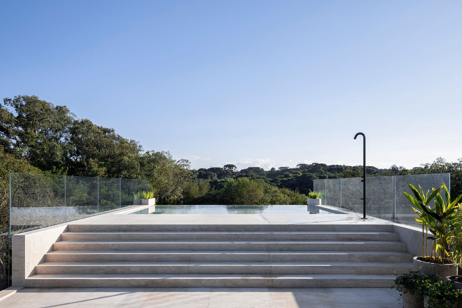 House Pedra by Marcos Bertoldi Arquitetos: Architecture for Houses on Steep Slopes ...