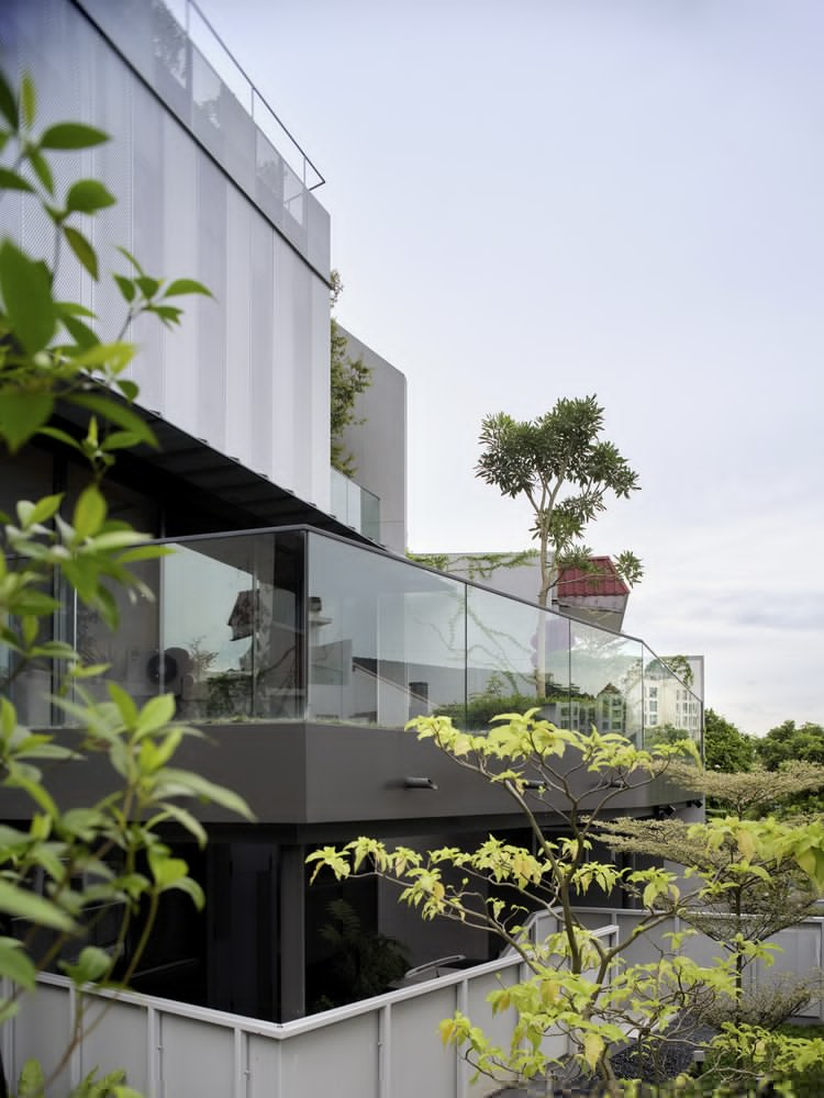 House of Mdm SC: A Modern ‘Urban Kampong’ in Singapore by JL Architects ...
