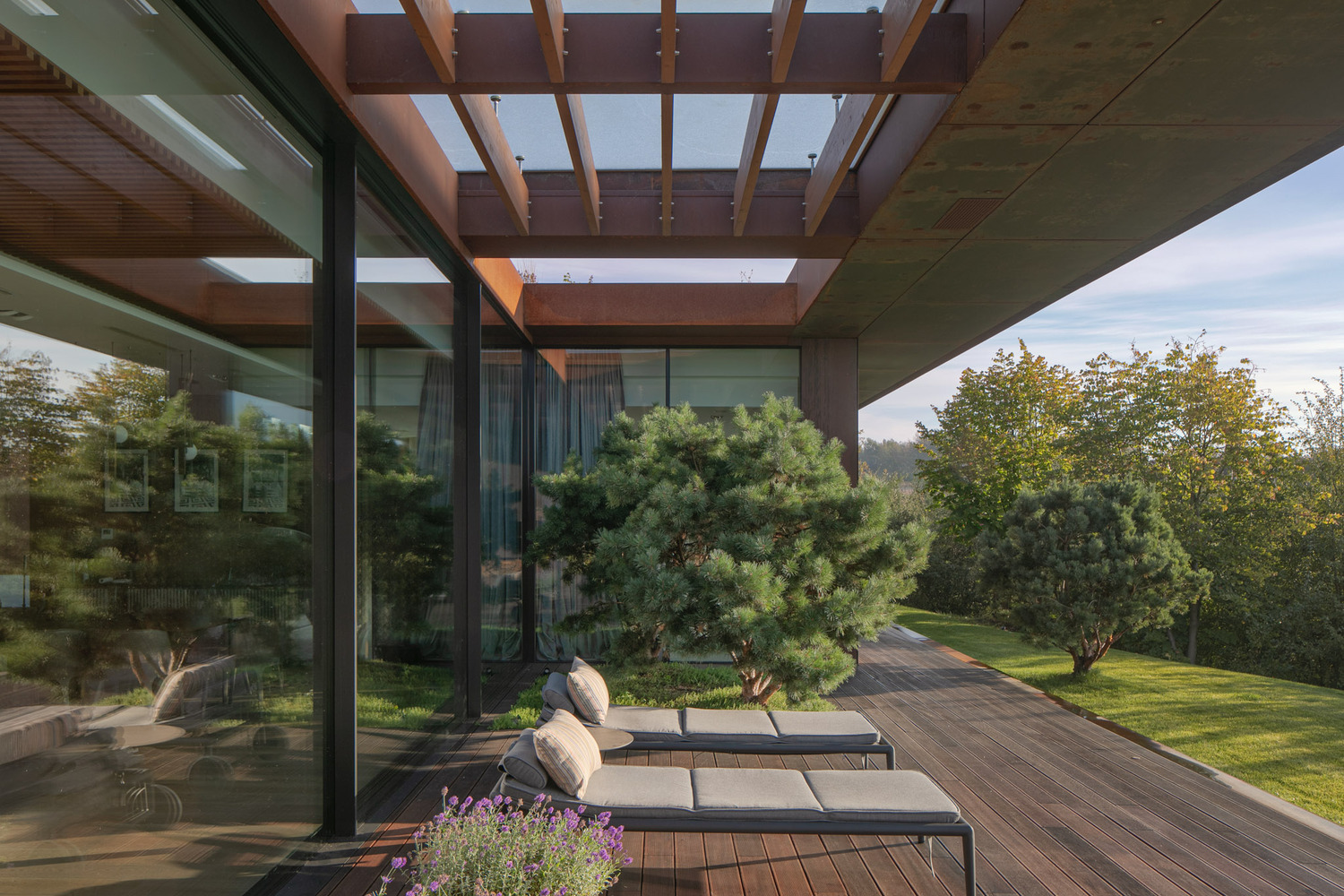 House in the Slope: A Modern Riverside Refuge by 77 Studio Architecture ...