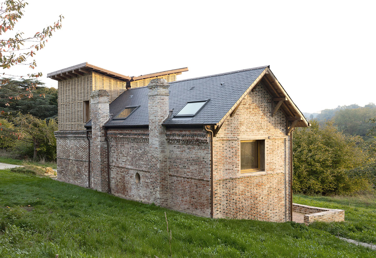 In Normandy, Anatomies D'Architecture renovates a rural house using 100 ...