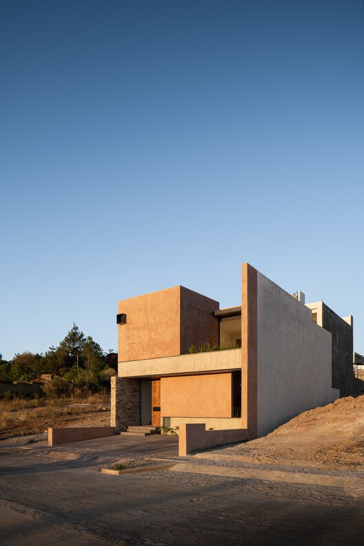 Modern Concrete Homes: Unveiling the Beauty of Monolith House by Infante Arquitectos ...