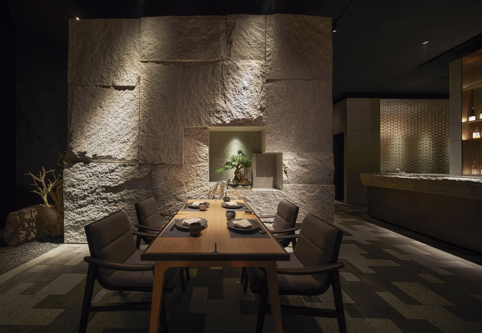 Experience Innovative Japanese Restaurant Design at Akari in Hilton ...