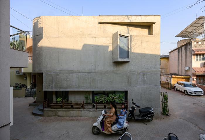 Transforming a Modest House into a Stunning Home in the Vibrant 'Pol ...