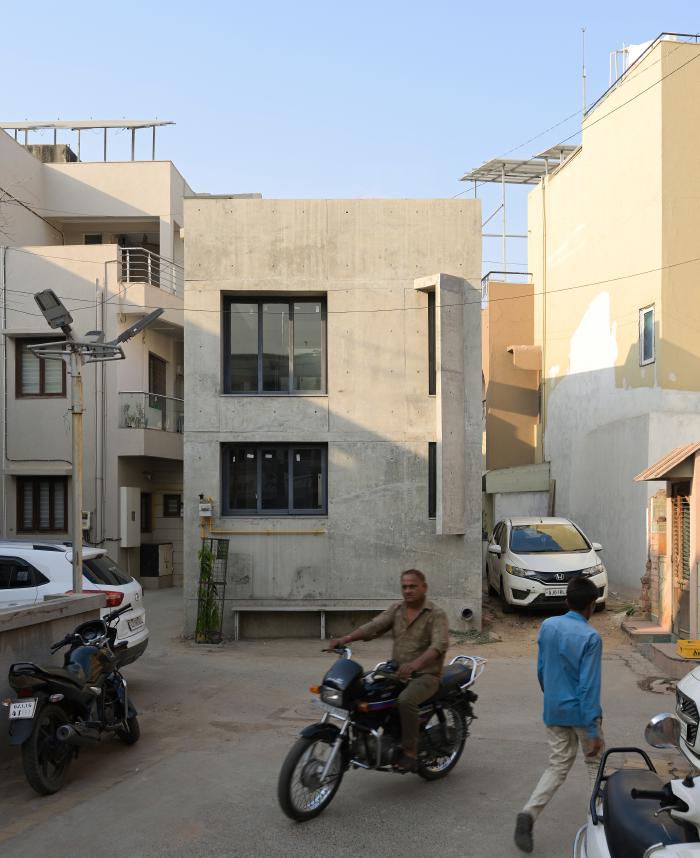 Transforming a Modest House into a Stunning Home in the Vibrant 'Pol ...