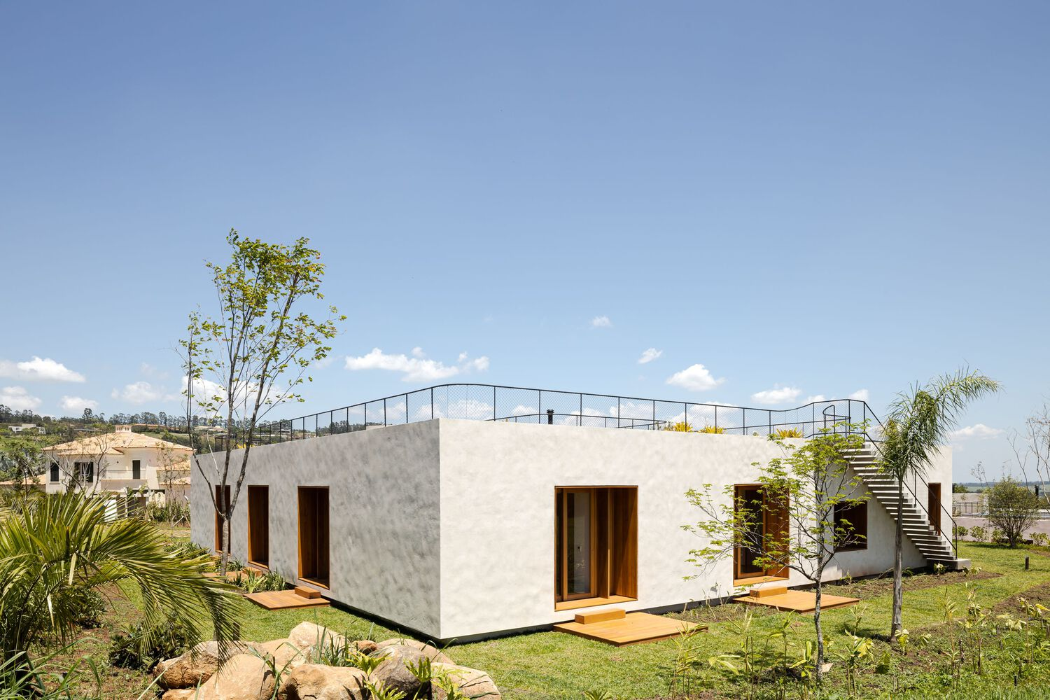 Innovative Country House Design in São Paulo: Oito House by ARCHITECTS ...