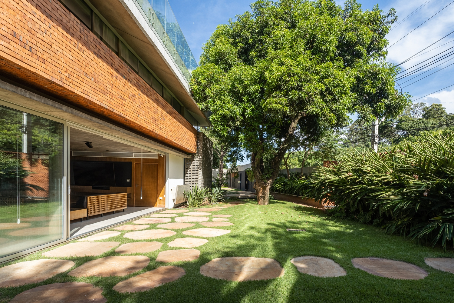 Rodor House by OMCM Arquitectos: A Harmonious Blend of Architecture and ...