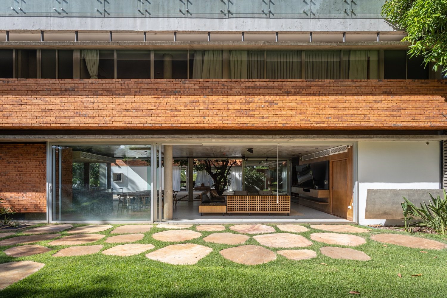 Rodor House by OMCM Arquitectos: A Harmonious Blend of Architecture and ...