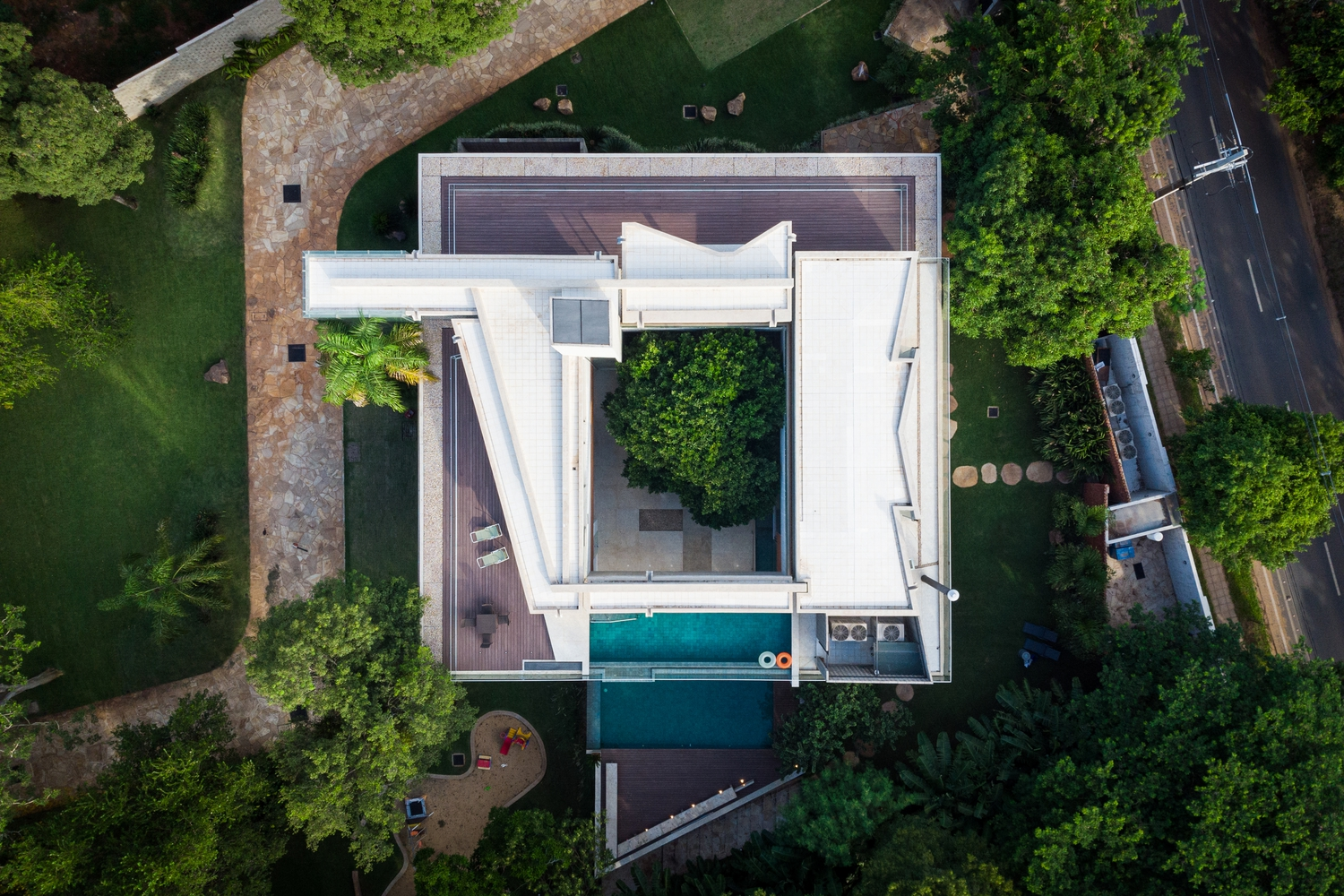 Rodor House by OMCM Arquitectos: A Harmonious Blend of Architecture and ...