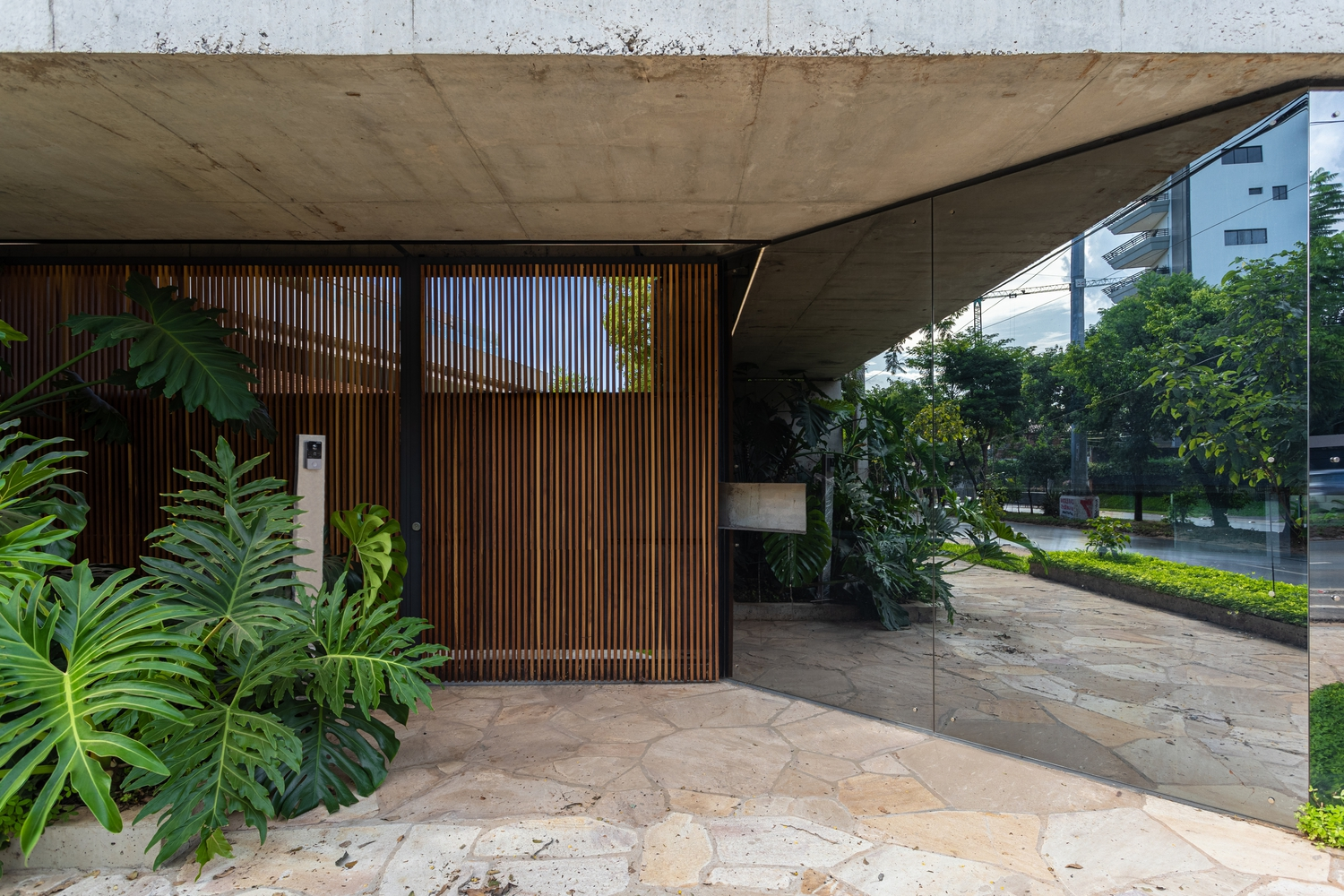 Rodor House by OMCM Arquitectos: A Harmonious Blend of Architecture and ...