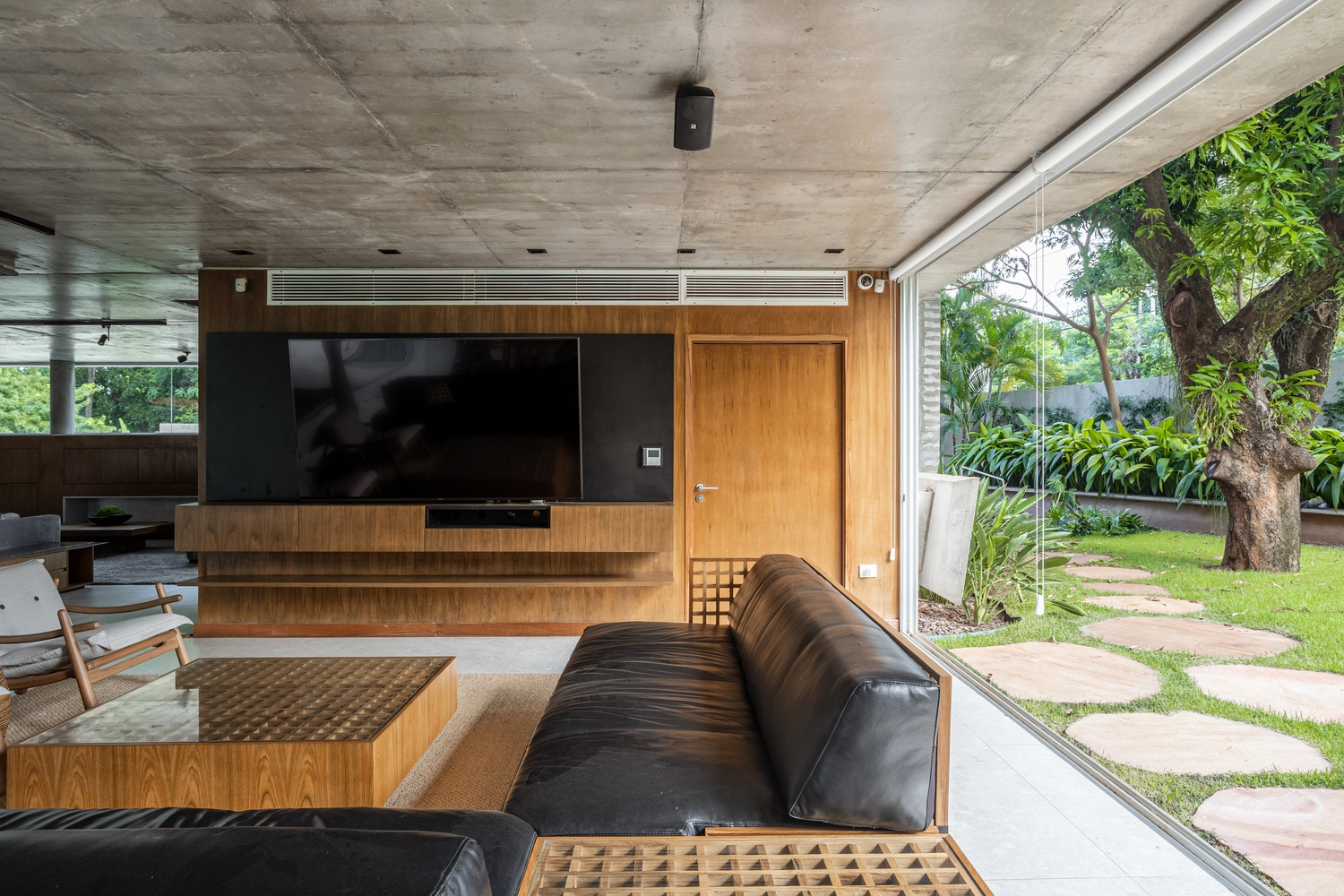 Rodor House by OMCM Arquitectos: A Harmonious Blend of Architecture and ...