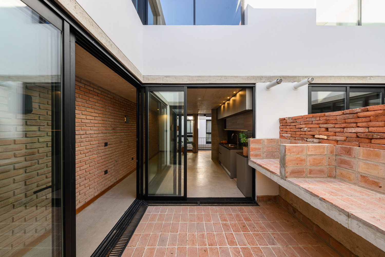 Sustainable Residential Architecture in Argentina: The Flia / Momento ...