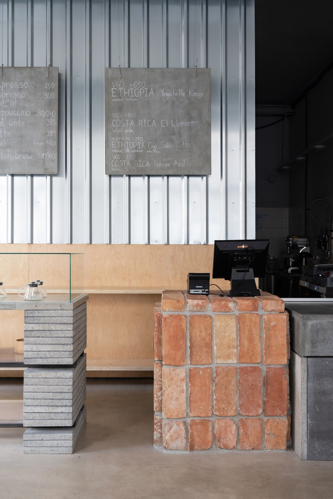 Chernyi Cooperative Coffee Roasters: A New Era in Modern Brutalist Cafe ...