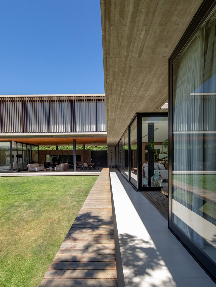 Modern Natural Light Architecture: Illuminating the MS House by Sommet ...