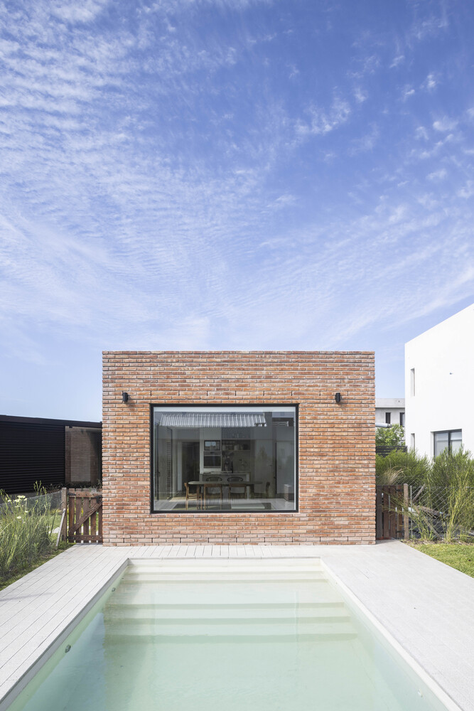 Innovative Corner House Design Argentina: A Case Study of J House by ...