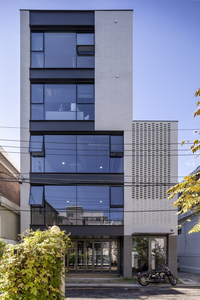 Sustainable Office Building Design: Integrating Nature with the Intec ...