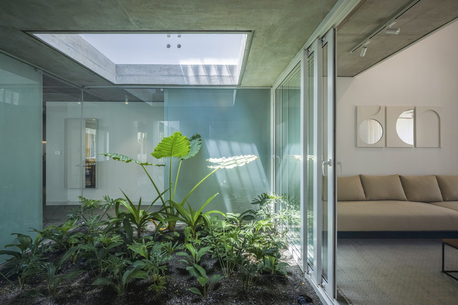 Climate-Sensitive Architecture in India: Unveiling the Hedge House by ...