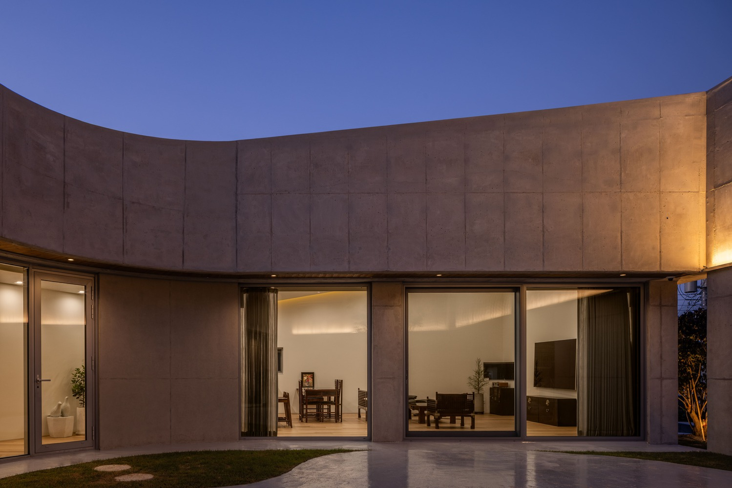 Exploring the Modern Courtyard House Design: A Closer Look at the ...
